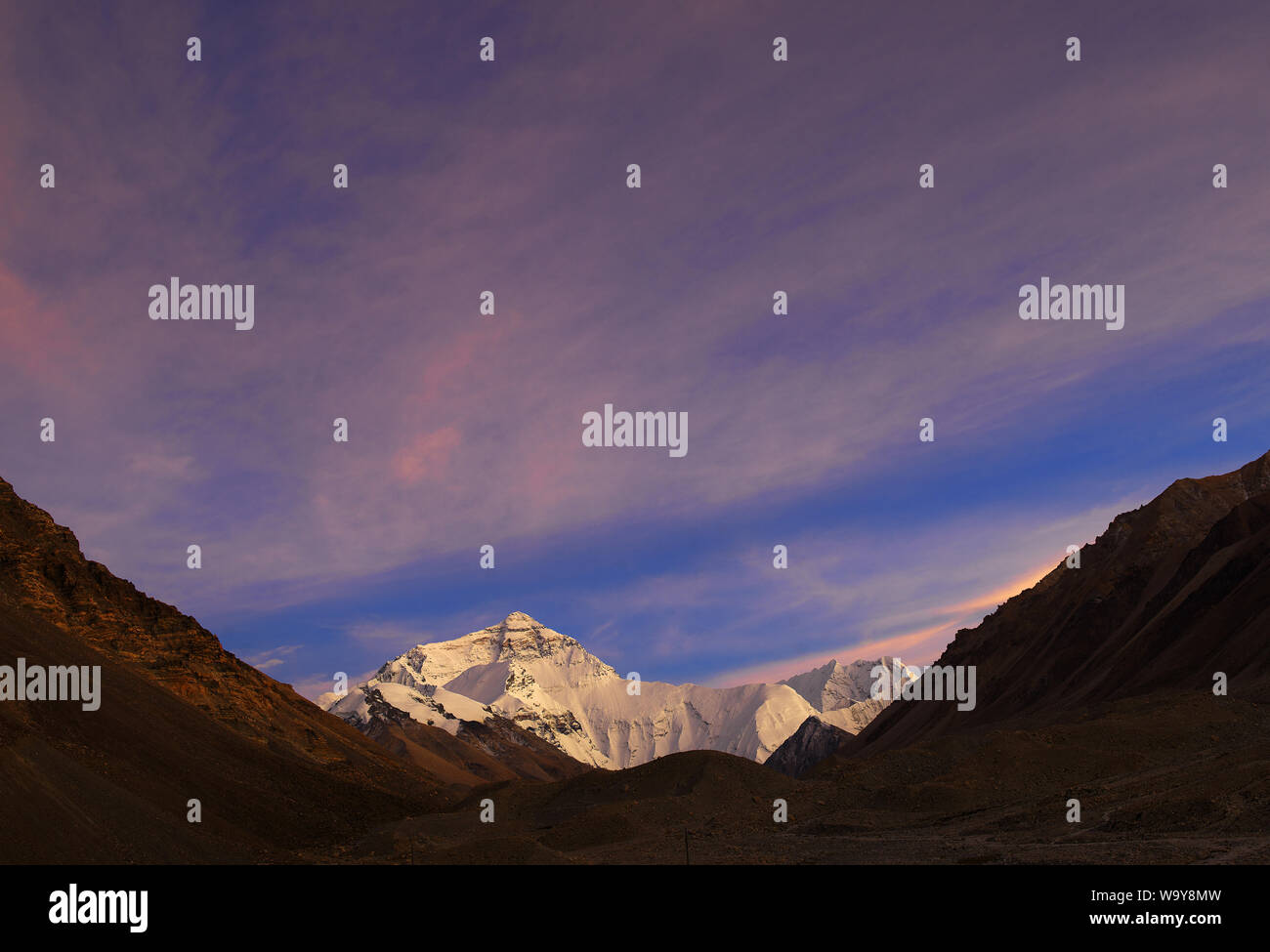 Worlds highest peak hi-res stock photography and images - Alamy