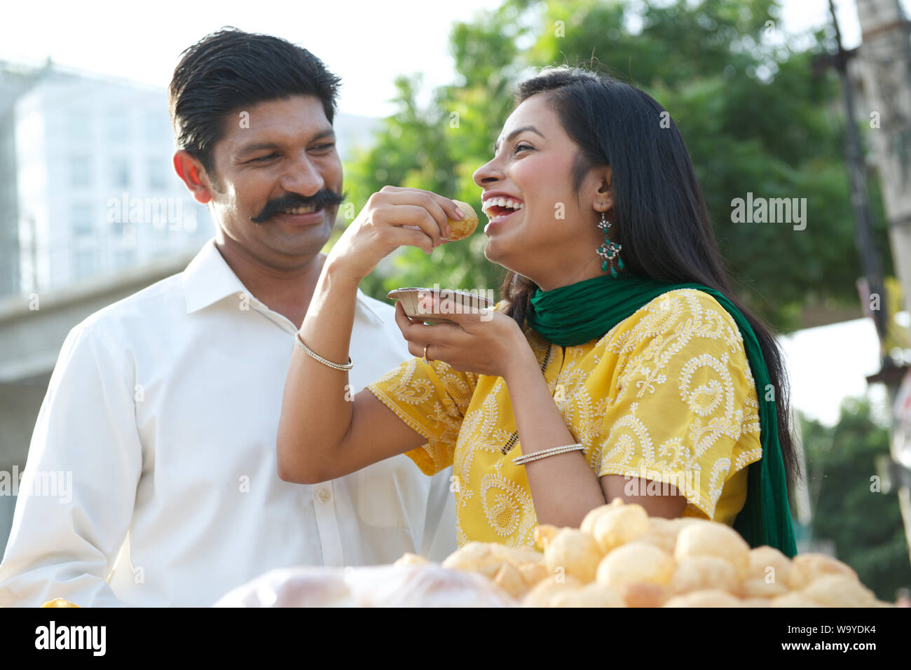 Couple eating panipuri at the roadside Stock Photo - Alamy
