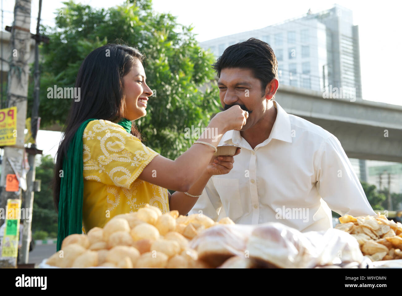 Couple eating panipuri at the roadside Stock Photo - Alamy