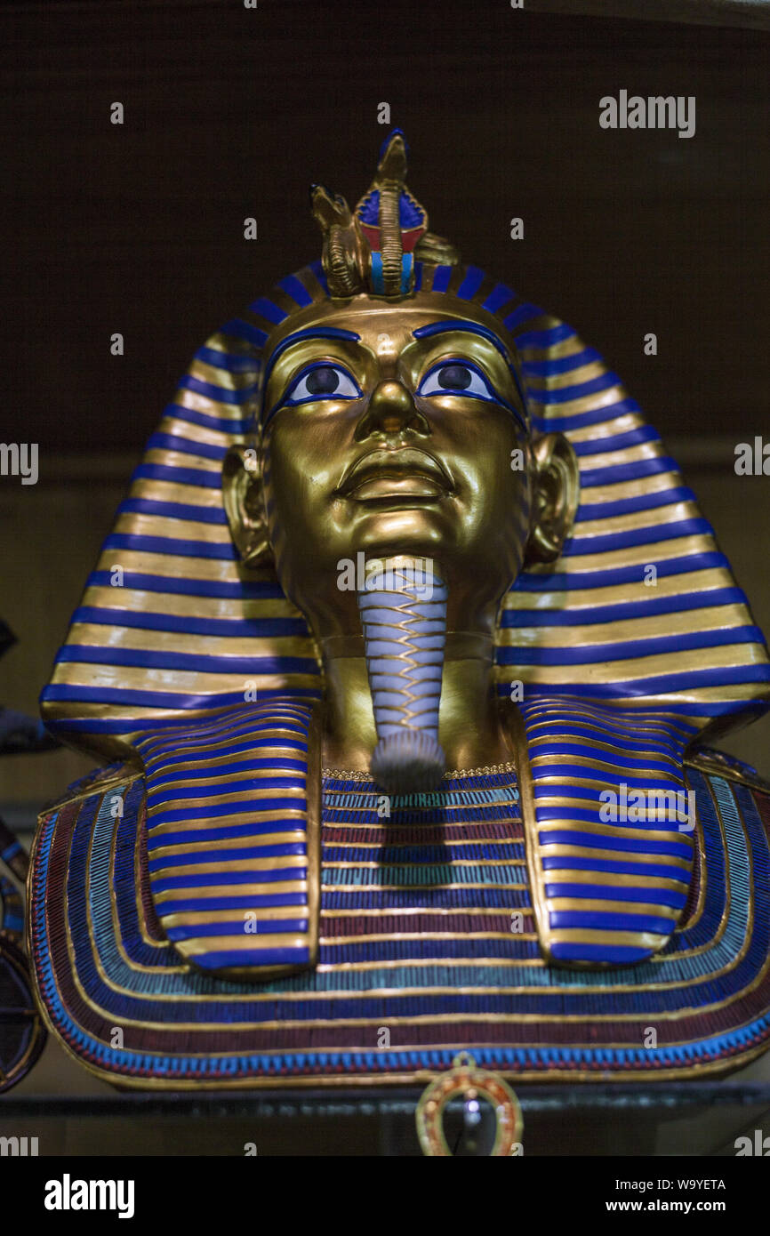 Egypt's national treasures - the golden mask Stock Photo - Alamy