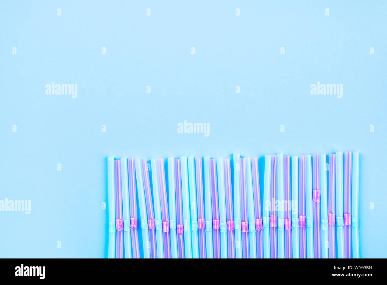 Blue background of two toned plastic straws Stock Photo - Alamy