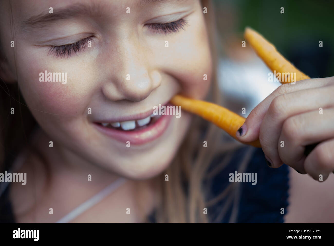 Girl eating carrot. Child face closeup. Healthy, organic food. Fresh ...