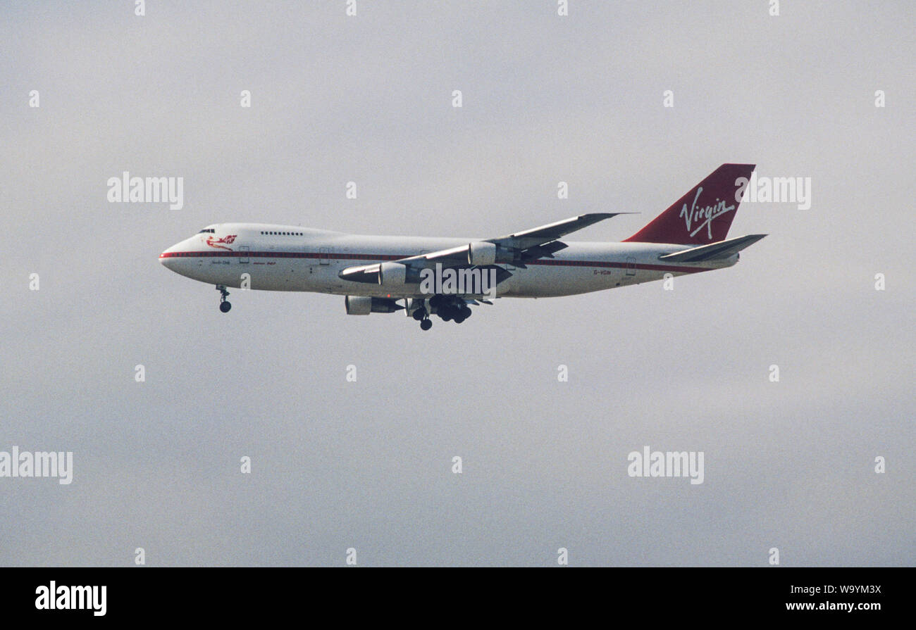 BOEING 747 jet airliner on way to land Stock Photo - Alamy