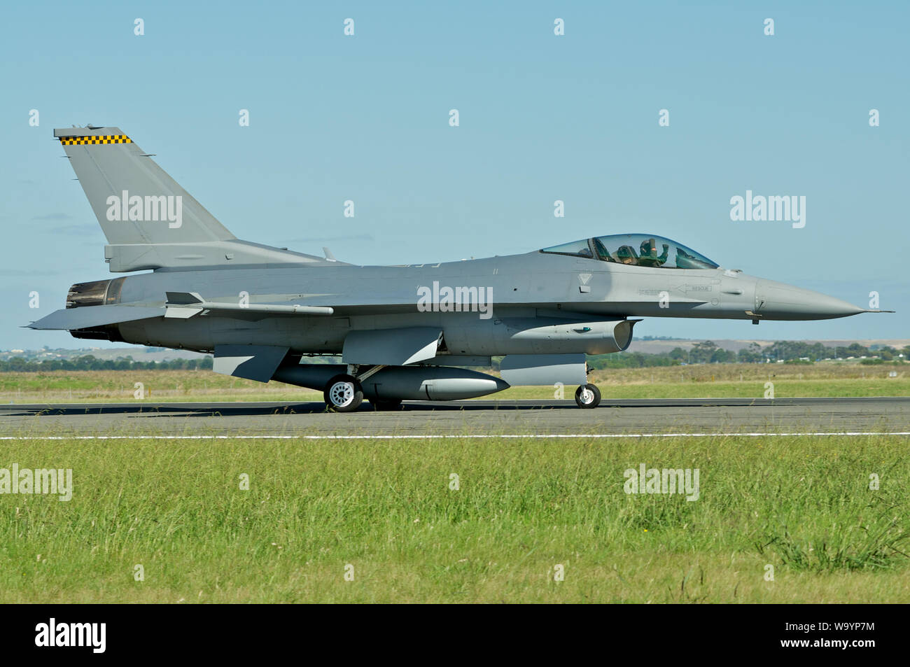 Side view f16 fighter aircraft hi-res stock photography and images - Alamy
