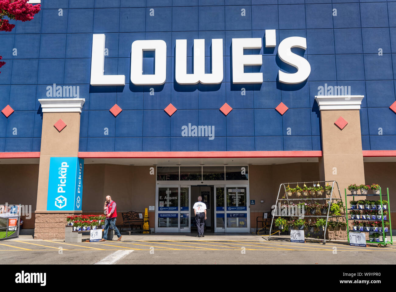 Lowe’s store exterior hi-res stock photography and images - Alamy