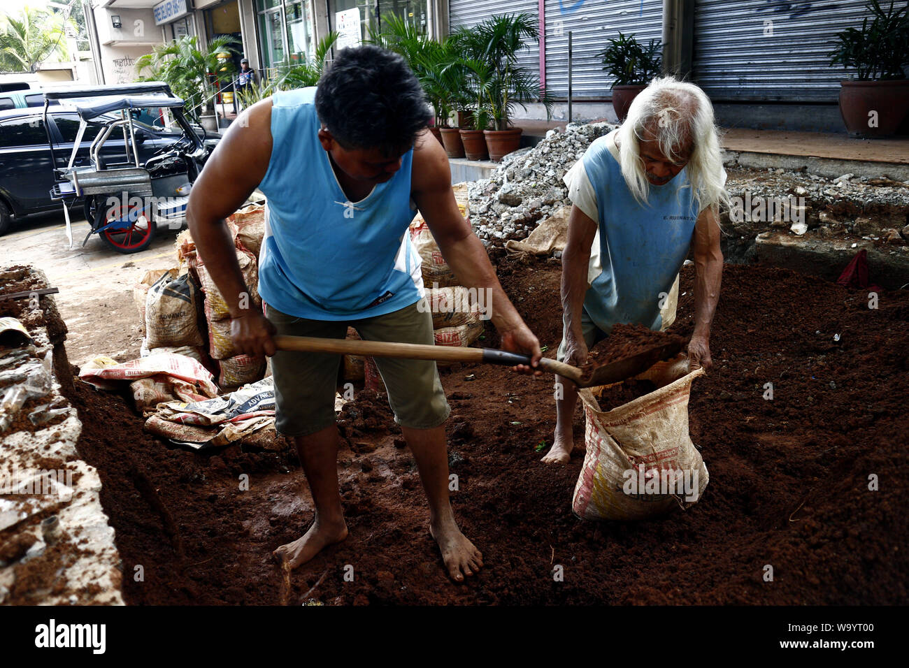 Philippines construction workers hi-res stock photography and images ...