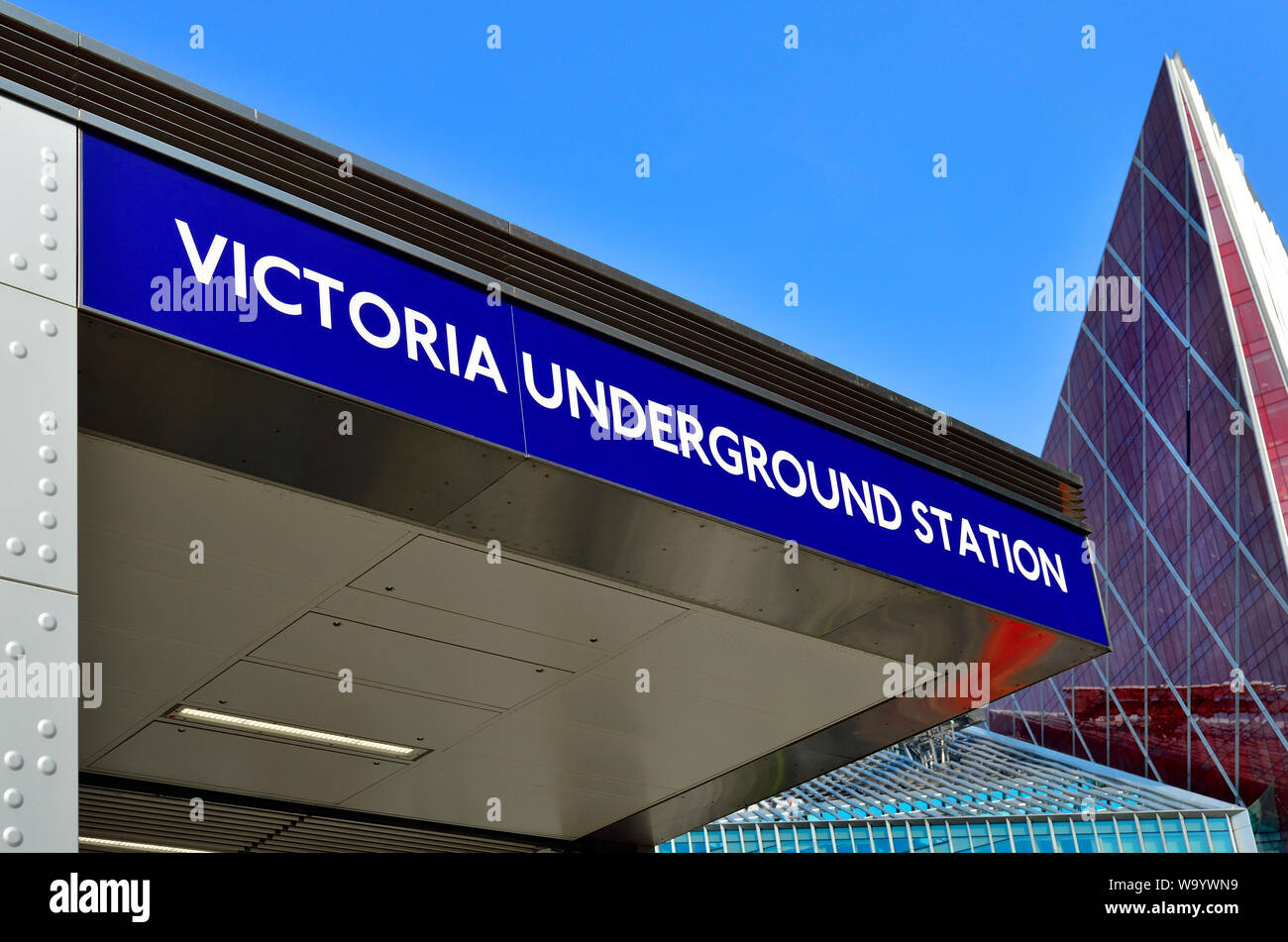 Victoria underground station hi-res stock photography and images - Alamy