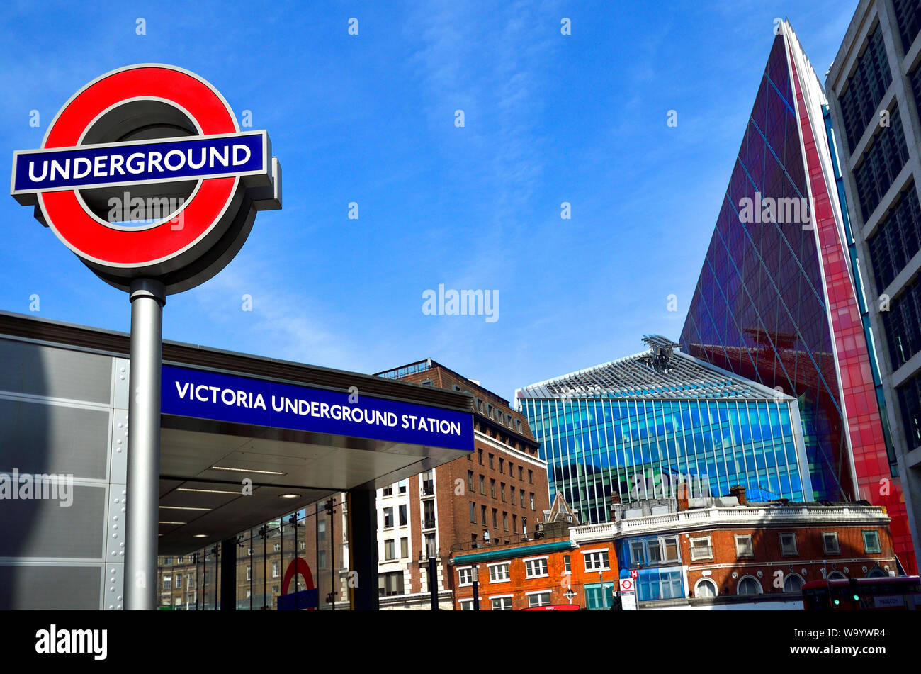 Victoria underground station hi-res stock photography and images - Alamy