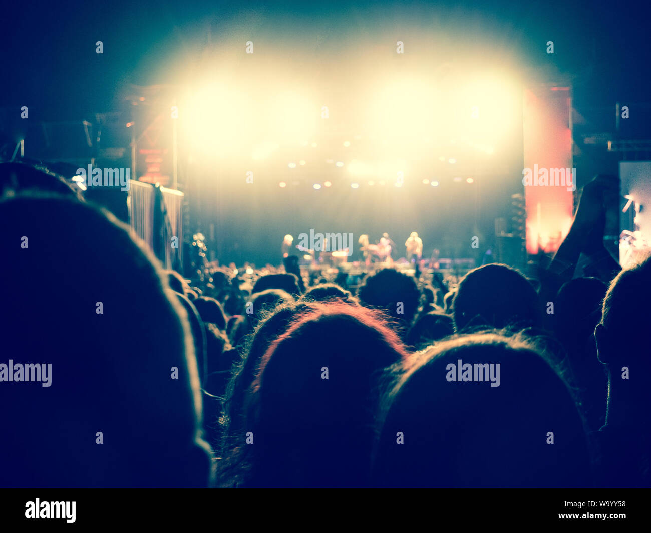 Group of people enjoying a concert hi-res stock photography and images ...