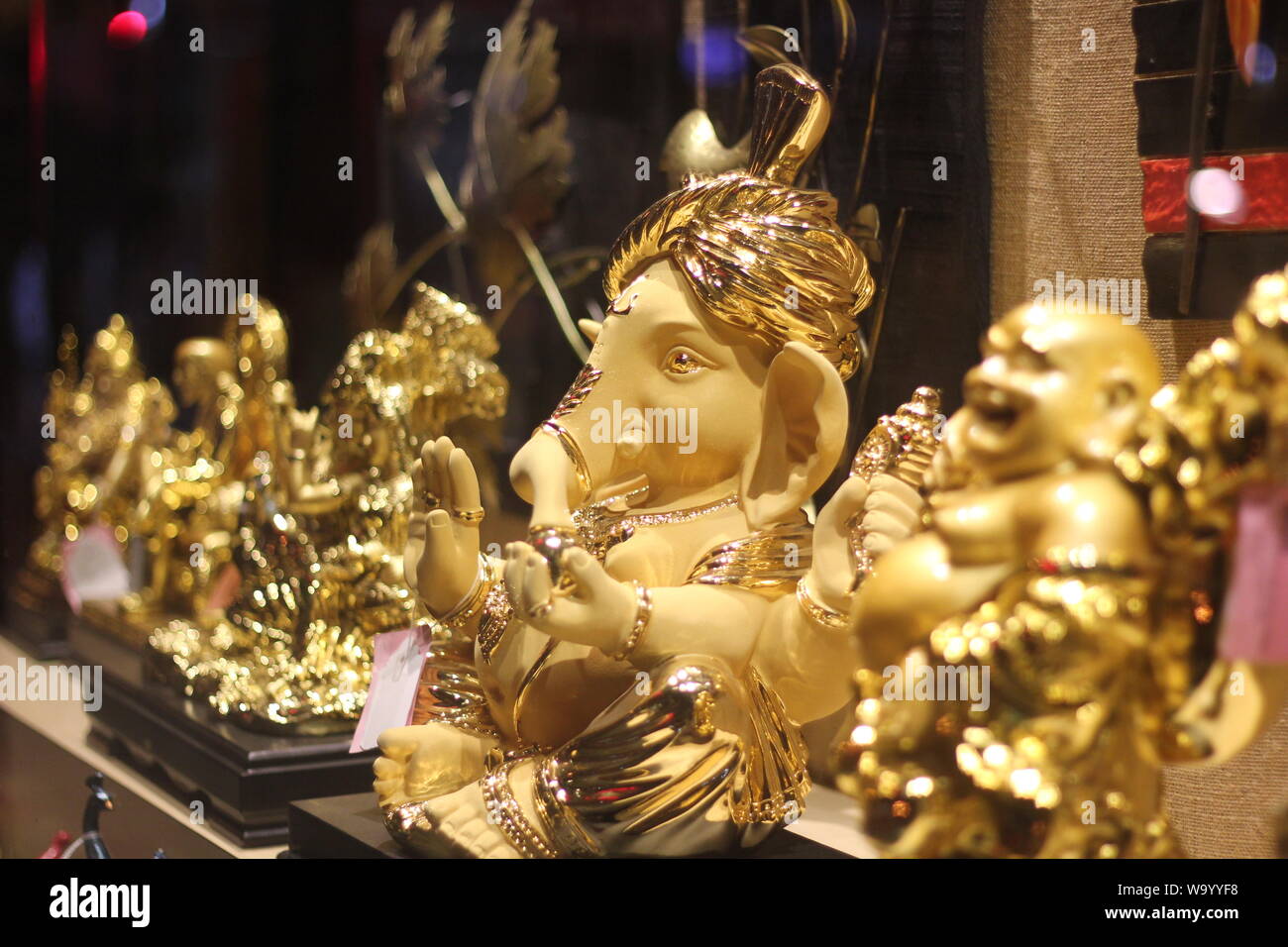 Indian sculpture craft shop hi-res stock photography and images - Alamy