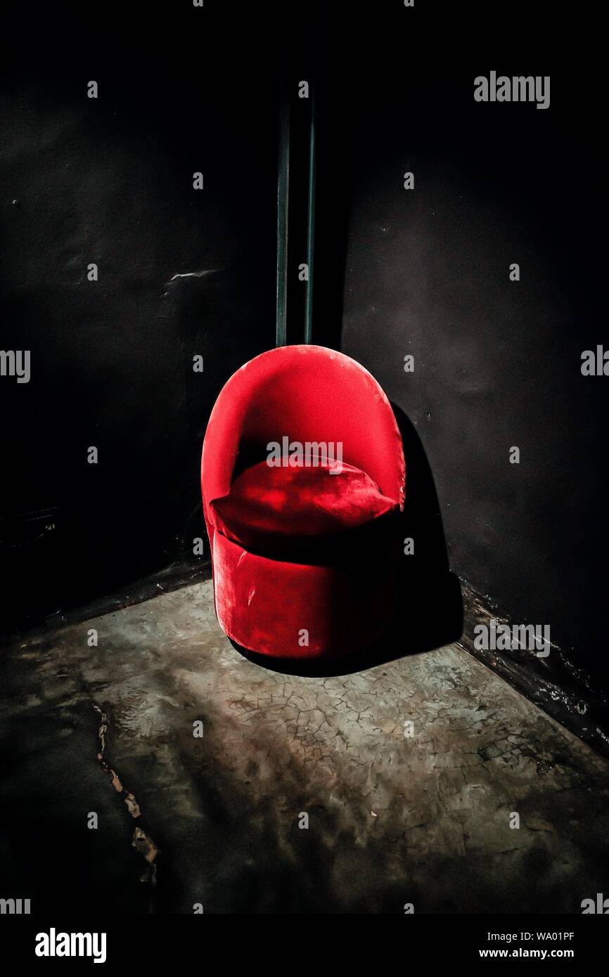 Black velvet chair hi-res stock photography and images - Alamy