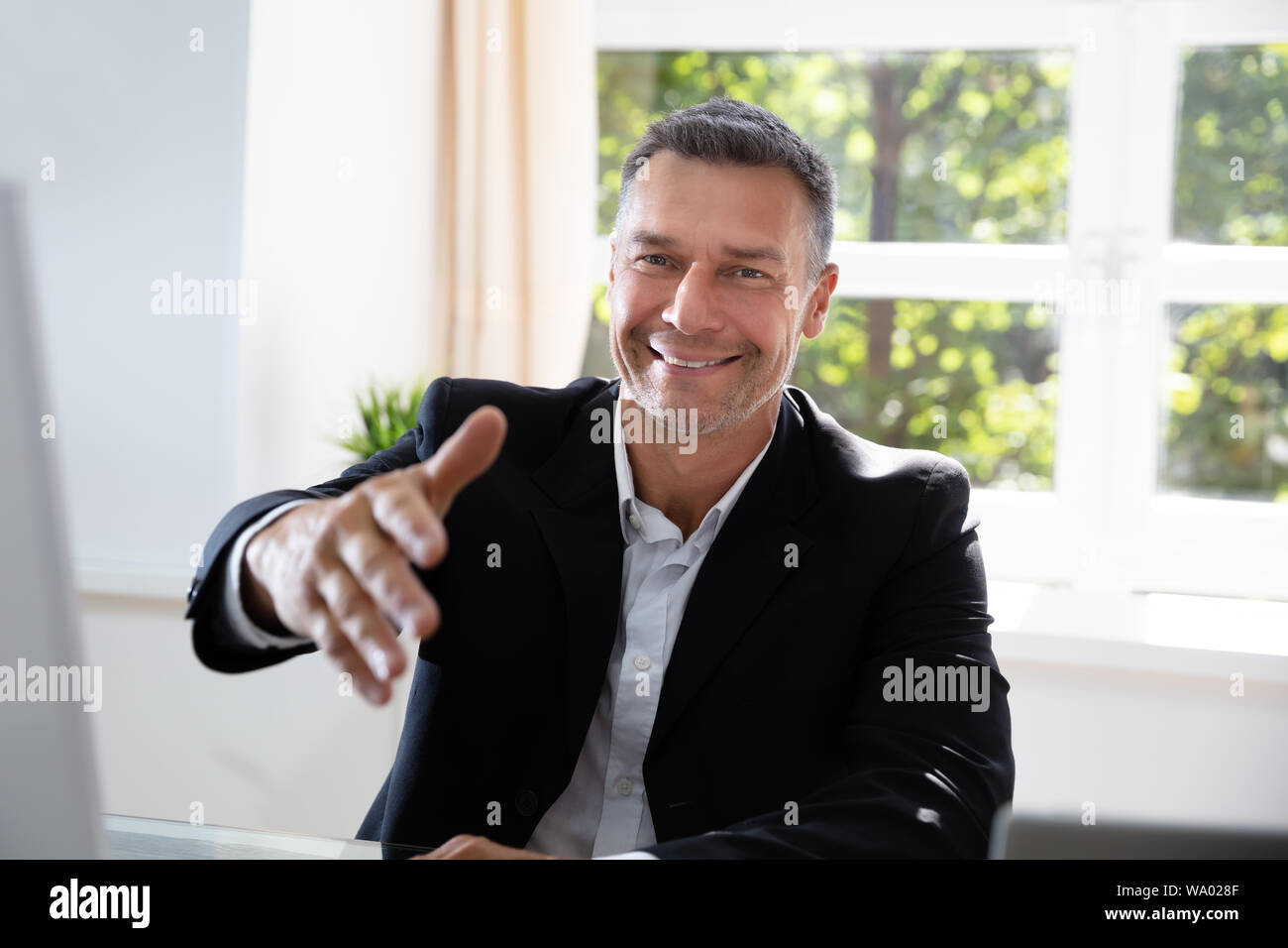Handshake portrait hi-res stock photography and images - Alamy