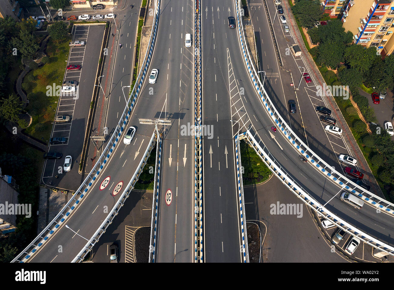 Yangtze river bridge and light rail hi-res stock photography and images ...