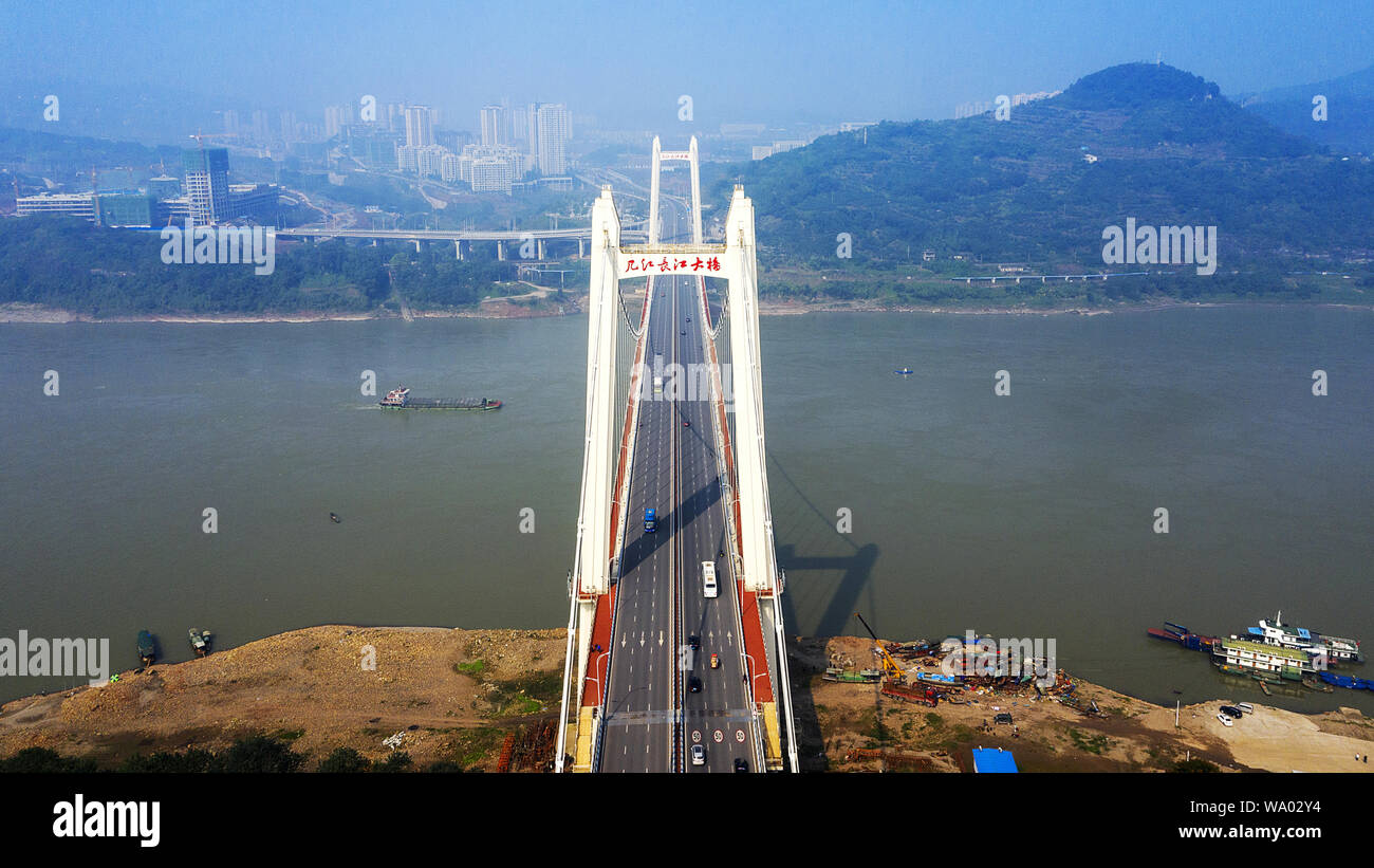 Yangtze river bridge and light rail hi-res stock photography and images ...