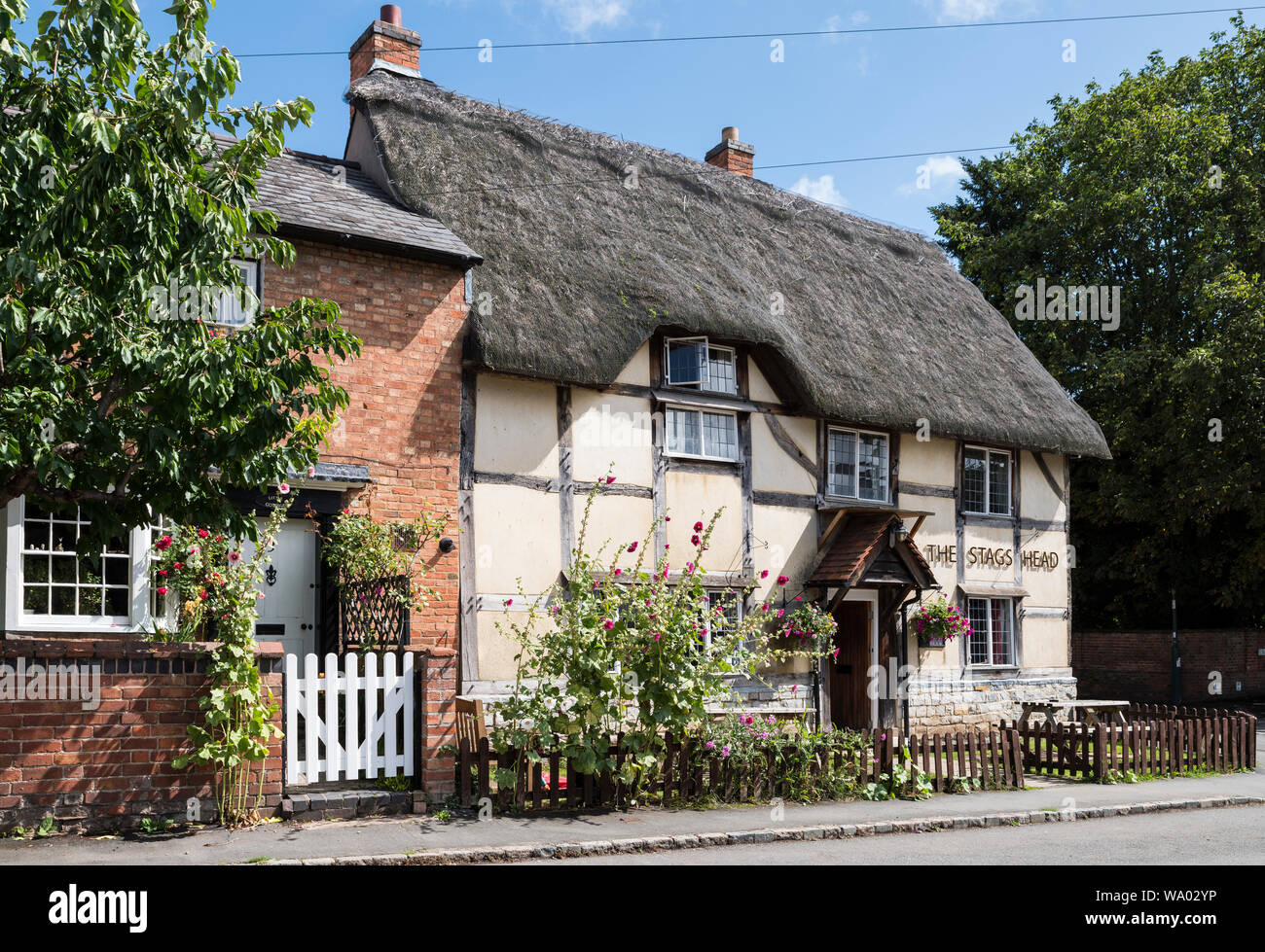 Pub with traditional thatched roof hi-res stock photography and images ...
