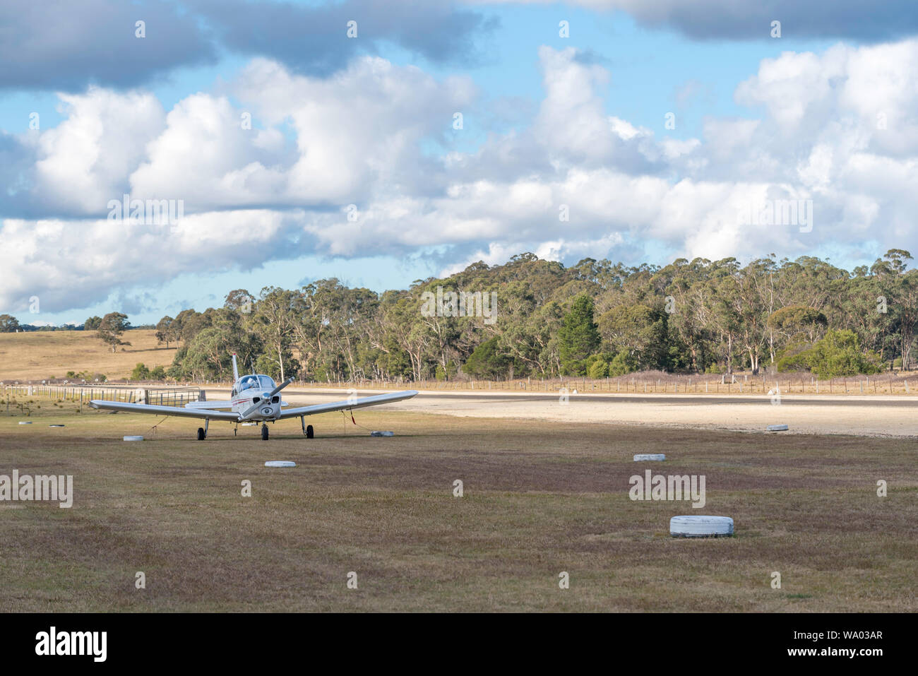 One plane parked at a landing strip hi-res stock photography and images ...