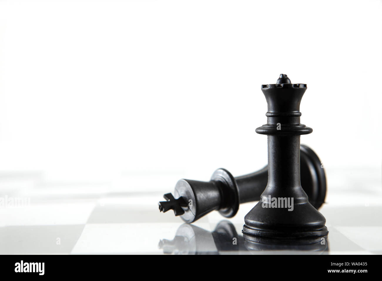 Fallen queen chess piece hi-res stock photography and images - Alamy