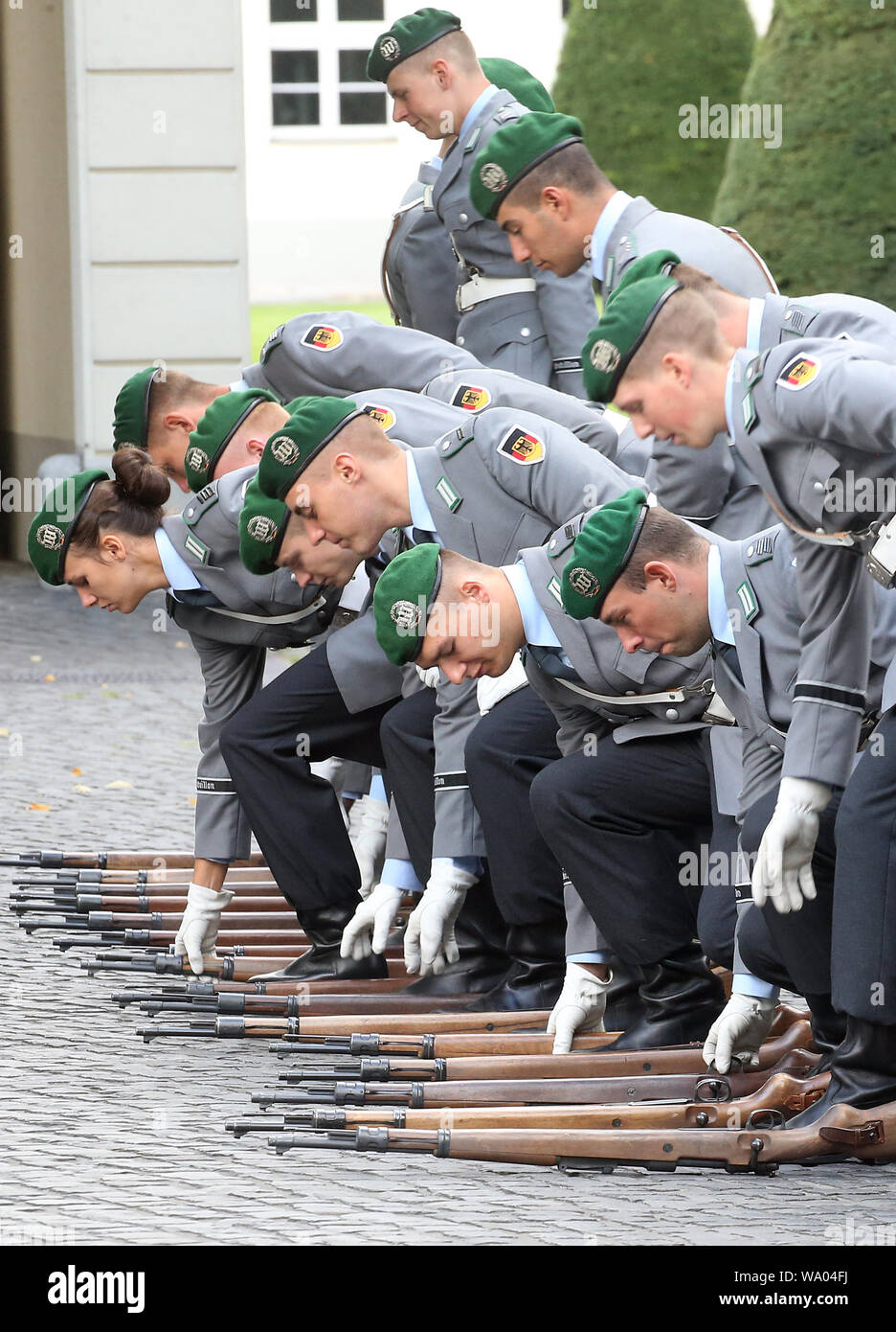 Berlin, Germany. 16th Aug, 2019. Soldiers of the Bundeswehr guard ...