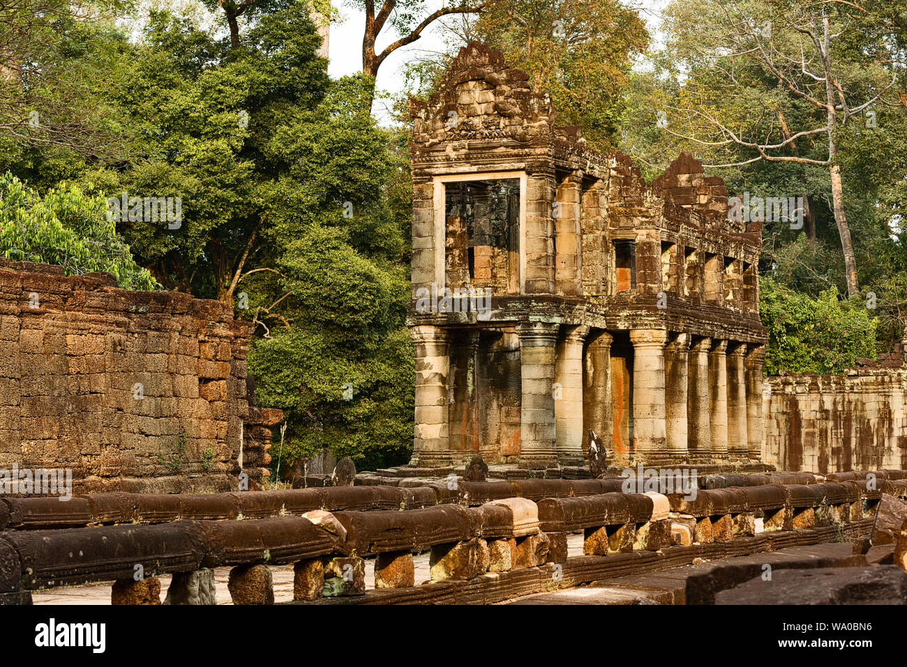 Two storey temple hi-res stock photography and images - Alamy