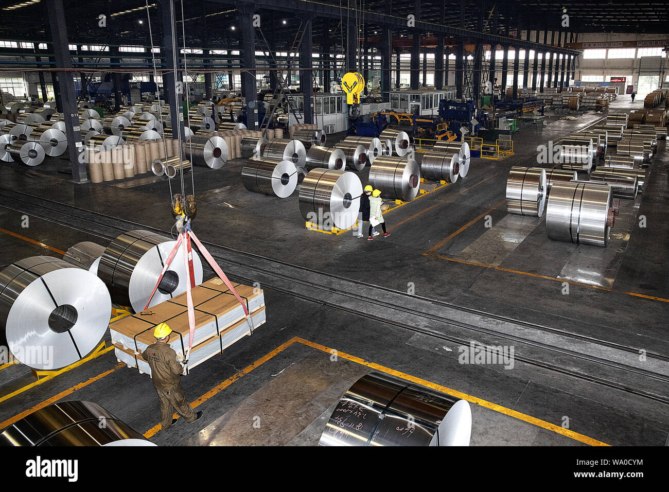 Chinese factory workers electronics hi-res stock photography and images ...