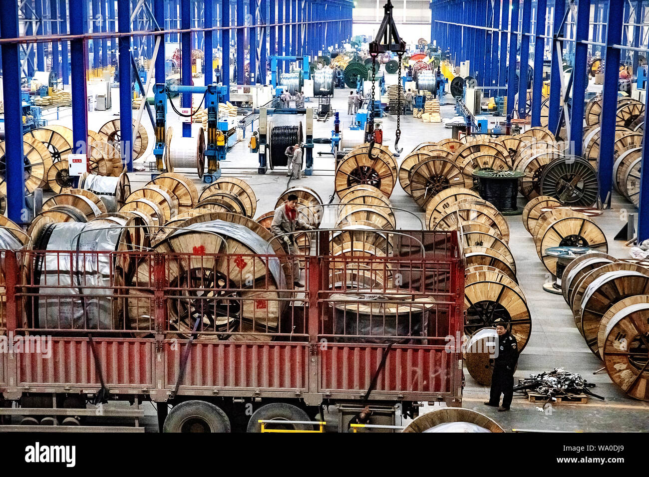 China electronic factory workers hi-res stock photography and images ...
