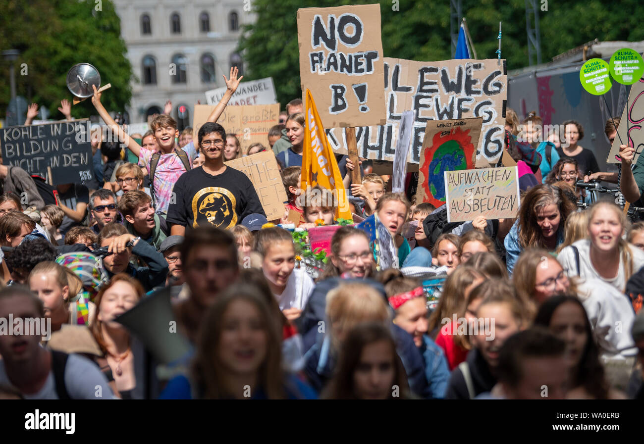 Berlin, Germany. 16th Aug, 2019. Participants of the climate ...