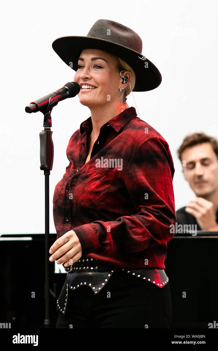 Kiel, Germany. 16th Aug, 2019. Pop singer Sarah Connor sings during the ...