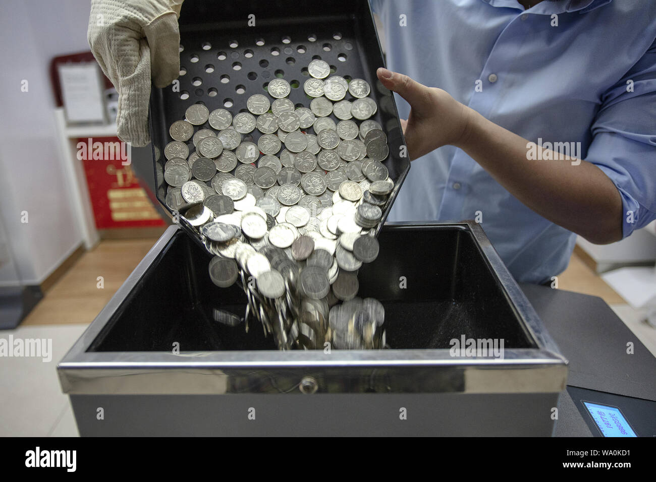 Hand sorting coins hi-res stock photography and images - Alamy