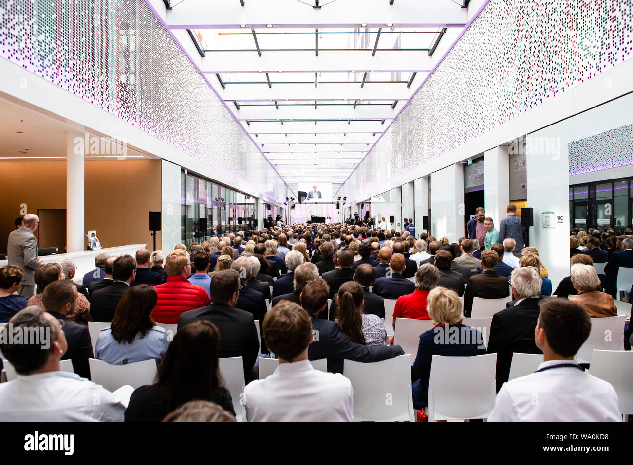 Kiel, Germany. 16th Aug, 2019. Guests sit in the University Hospital ...