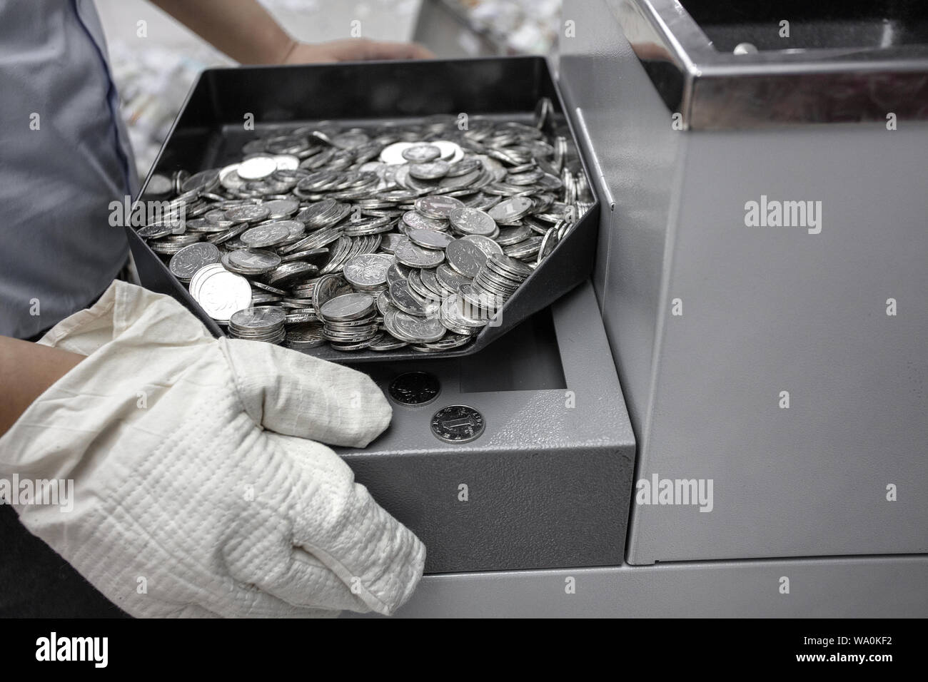 Sorting images hi-res stock photography and images - Alamy