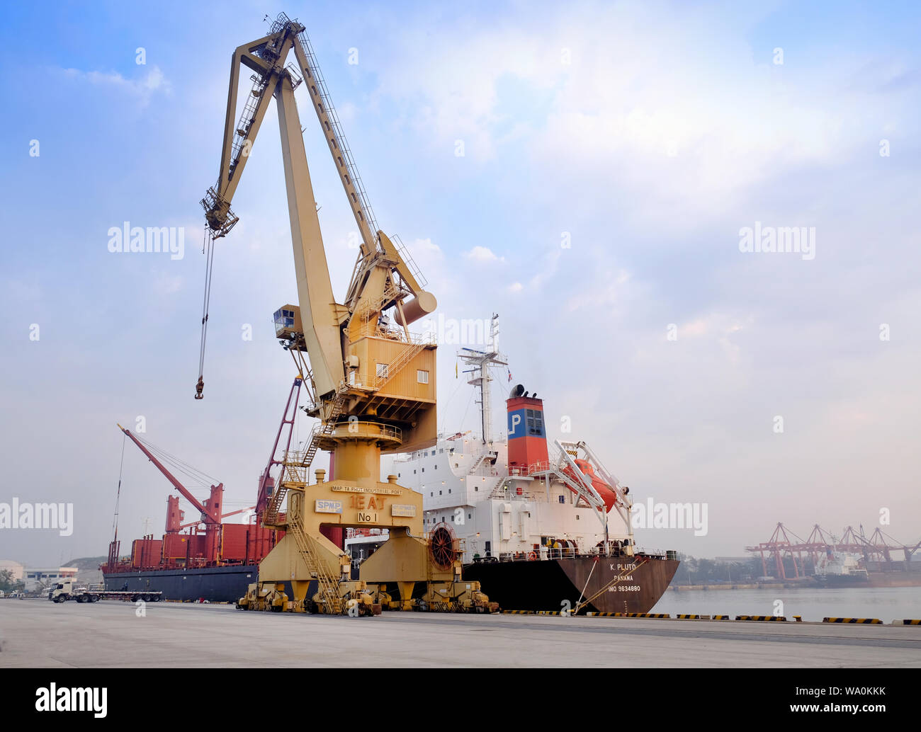 Labor in the shipyard hi-res stock photography and images - Alamy
