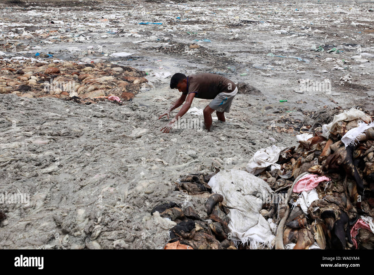 Factory worker bangladesh pollution hi-res stock photography and images ...
