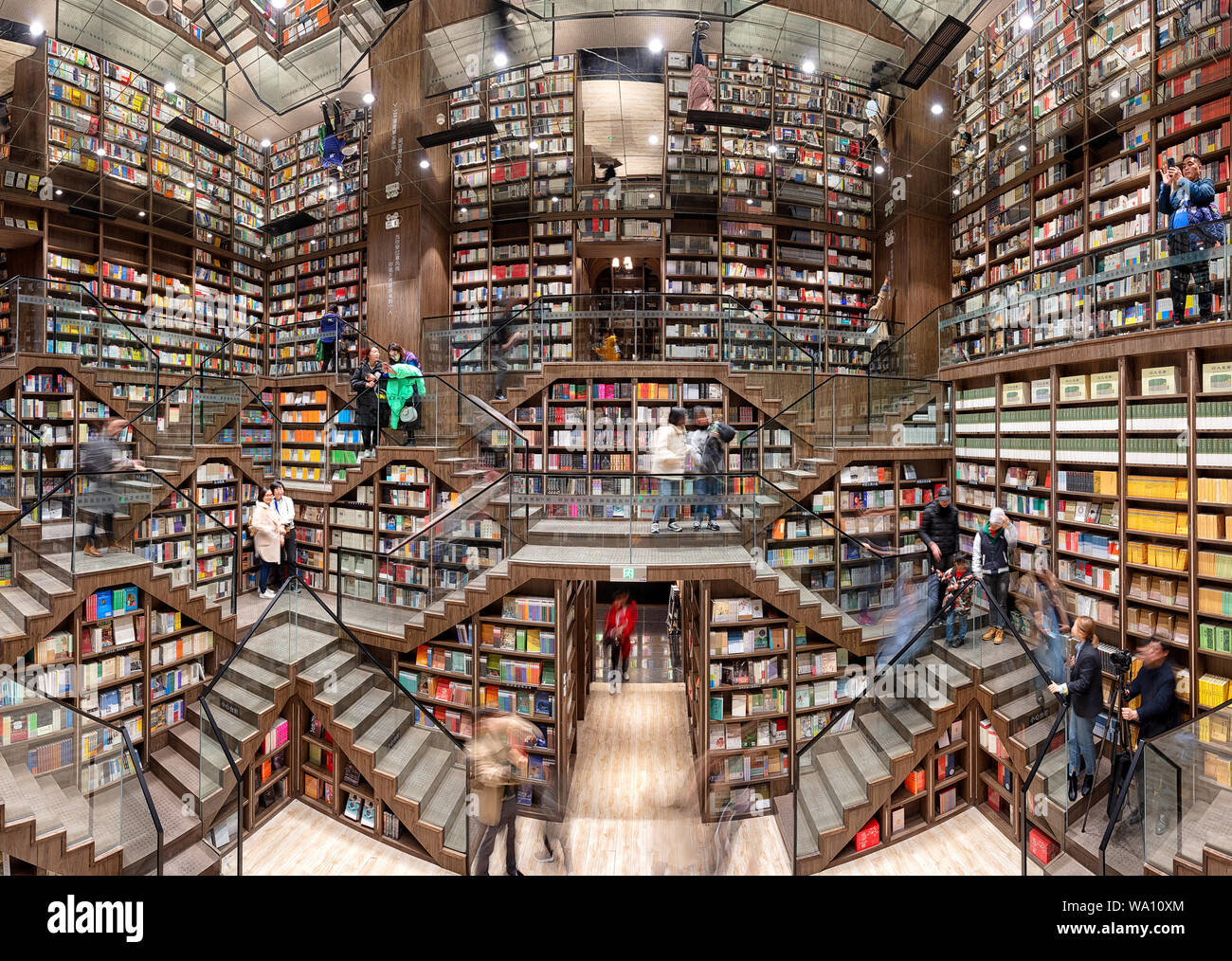 New books ladder hi-res stock photography and images - Alamy