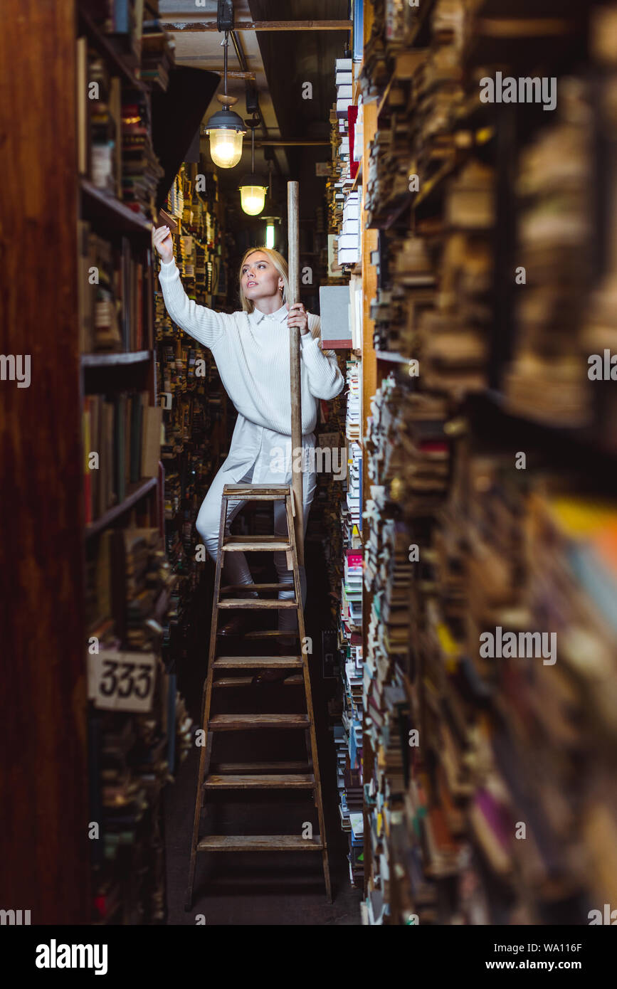 Girl on library ladder hi-res stock photography and images - Alamy