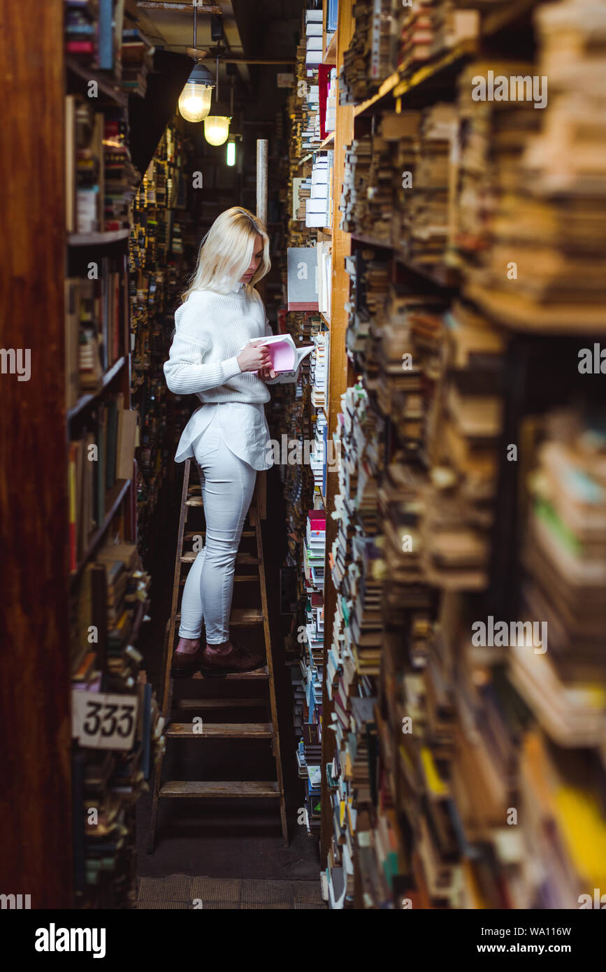 Girl on library ladder hi-res stock photography and images - Alamy