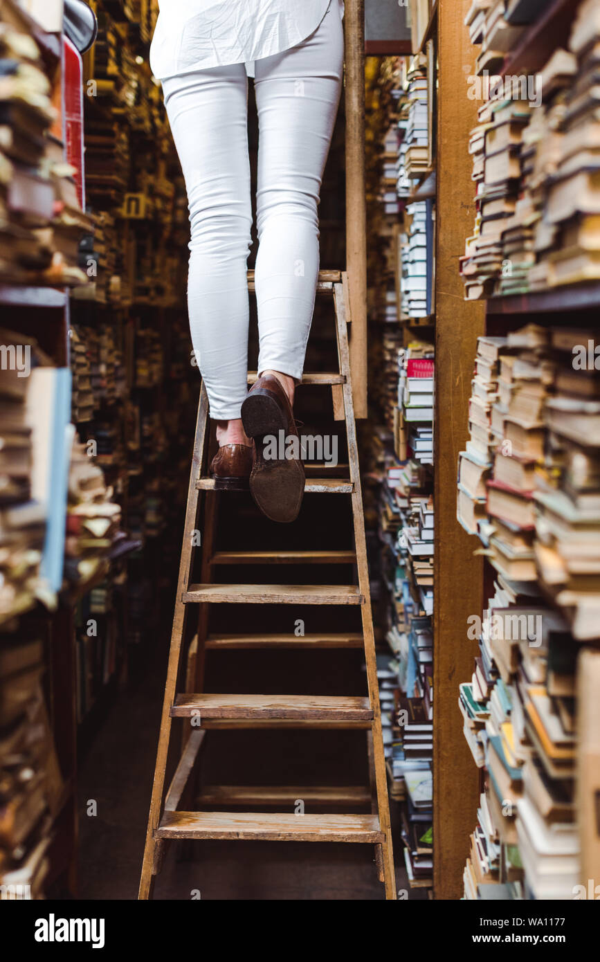 Girl on library ladder hi-res stock photography and images - Alamy
