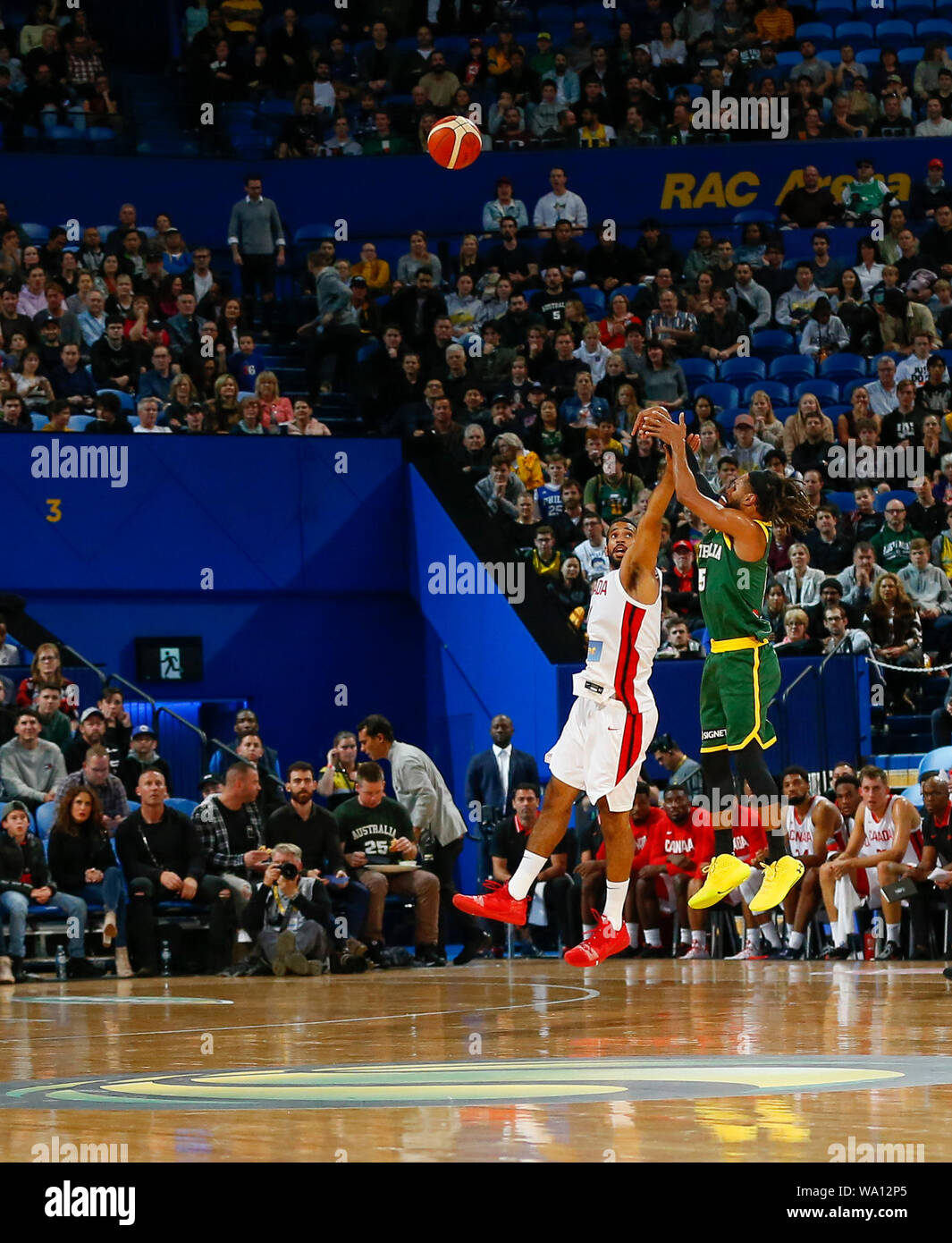 Basketball action shots hi-res stock photography and images - Alamy