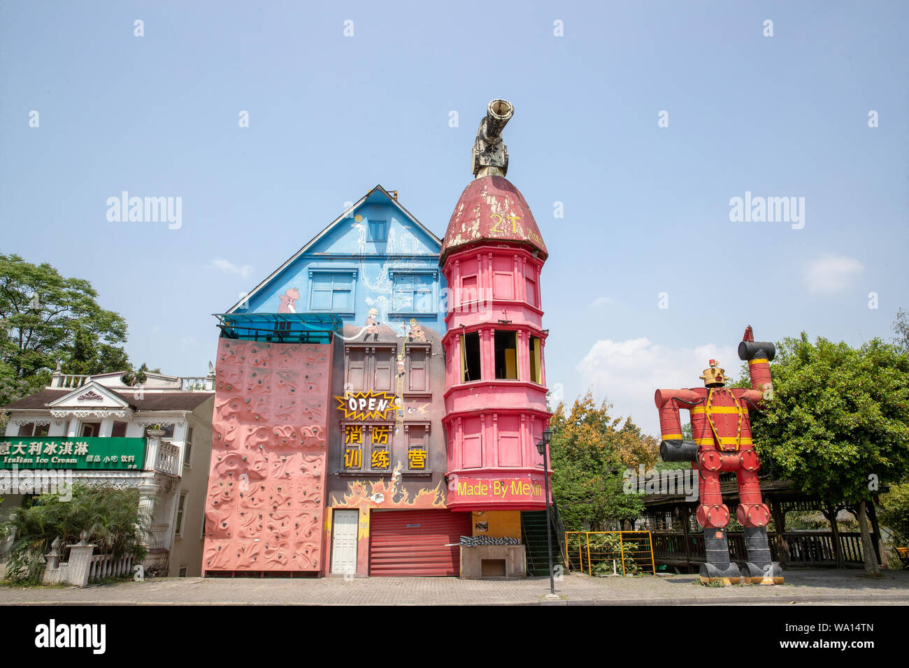 Foreigner street hi-res stock photography and images - Alamy