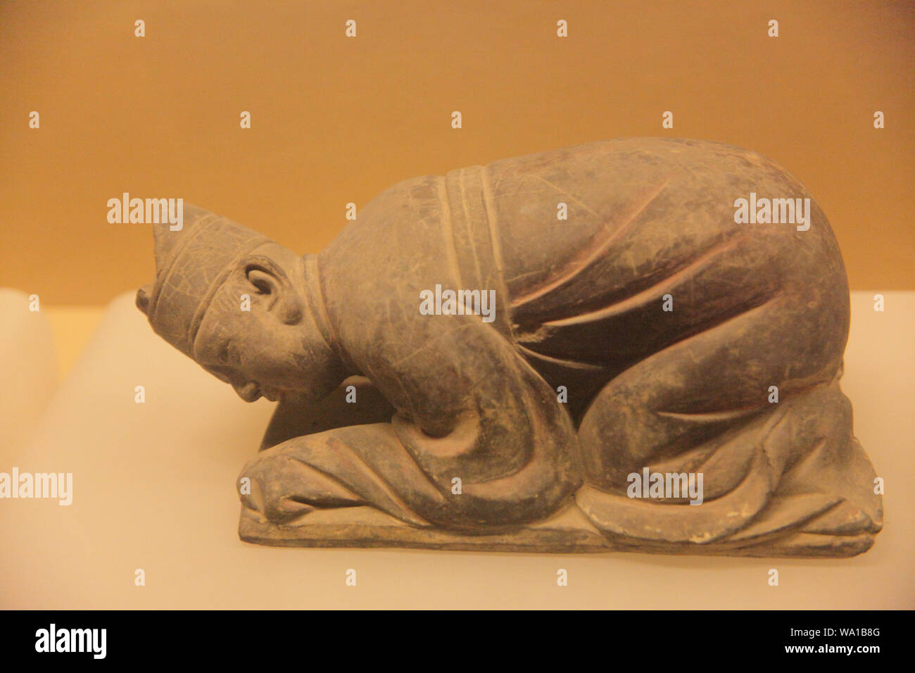 Still kneeling figures Stock Photo - Alamy