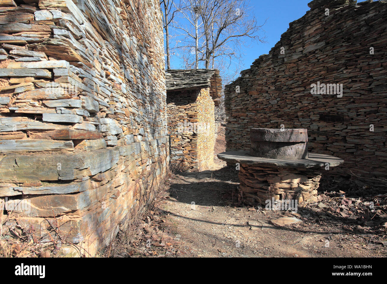 Shaanxi shangluo luonan country stone house Stock Photo - Alamy