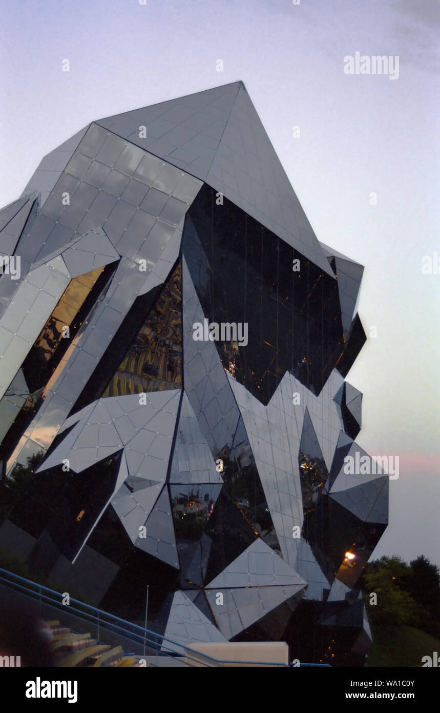 Avant-garde architecture: the huge glass and steel crystal, Kinemax ...