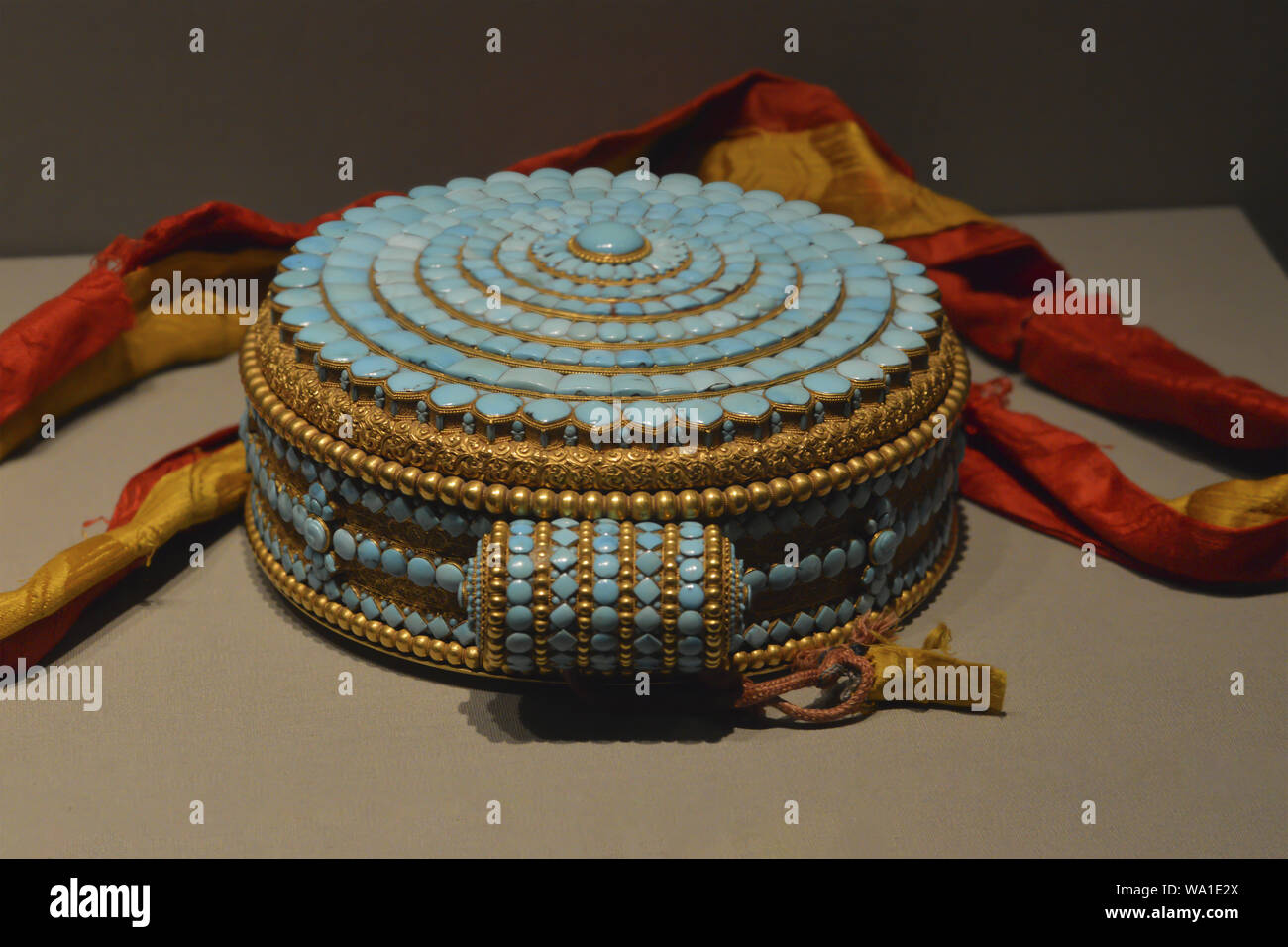 Ancient chinese headgear hi-res stock photography and images - Alamy
