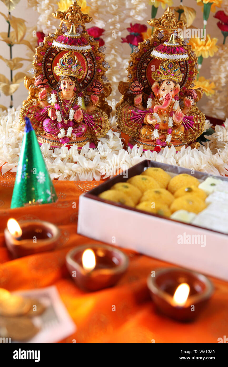 Diwali pooja hindu ritual hi-res stock photography and images - Alamy