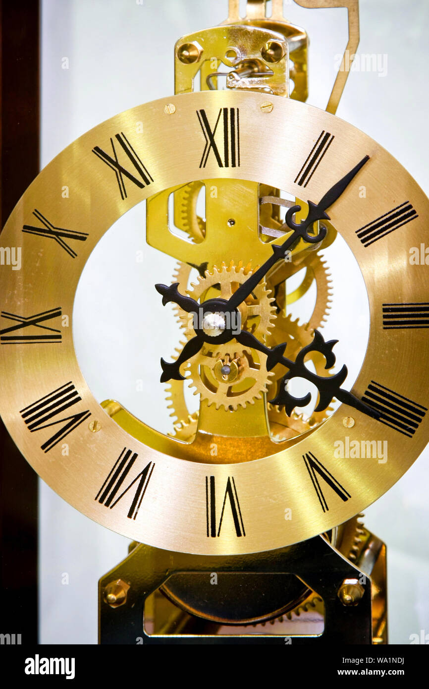 Golden clock gears hi-res stock photography and images - Alamy