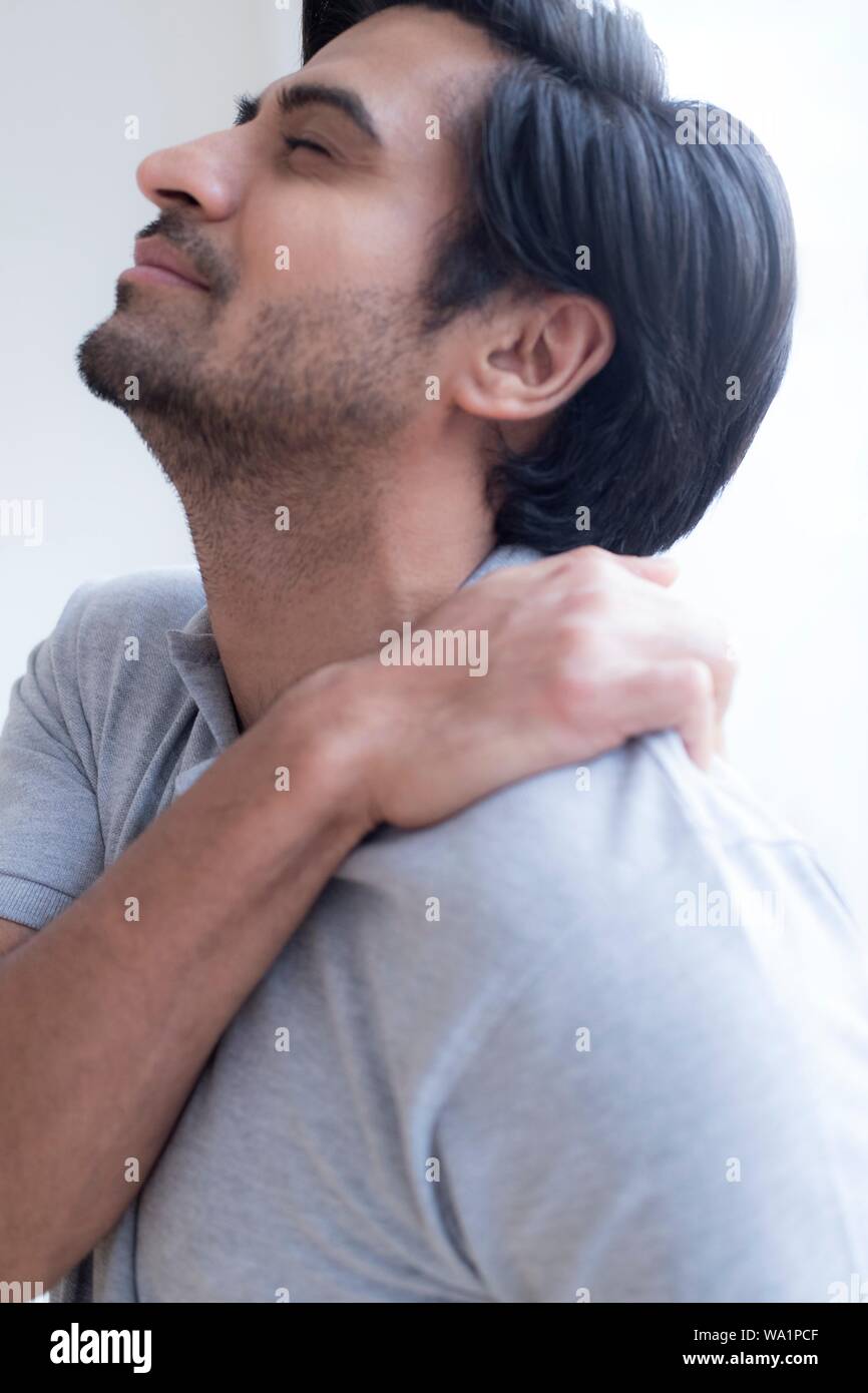 Upper back shoulder injury hi-res stock photography and images - Alamy