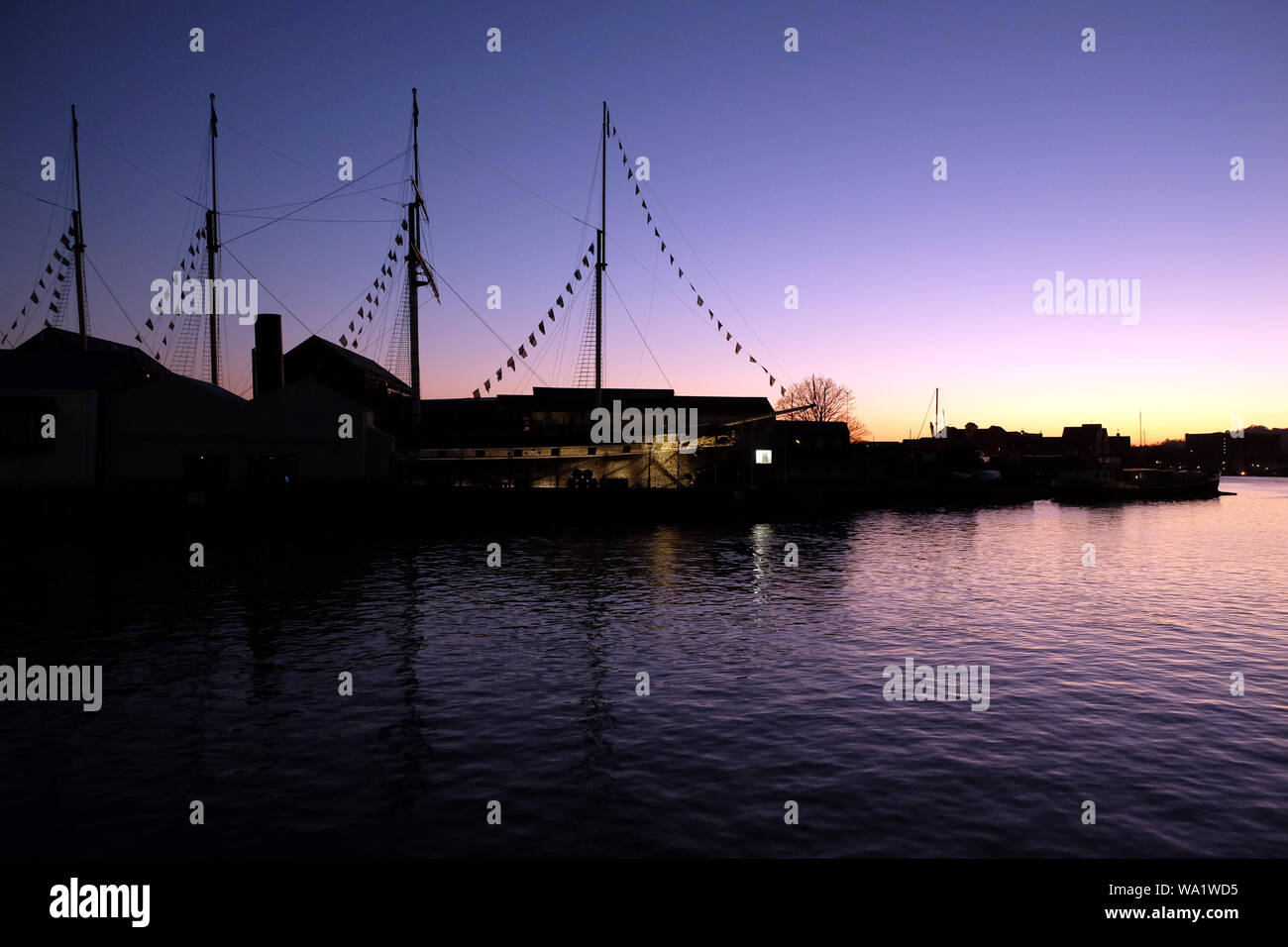 Bristol harbourside sun hi-res stock photography and images - Alamy