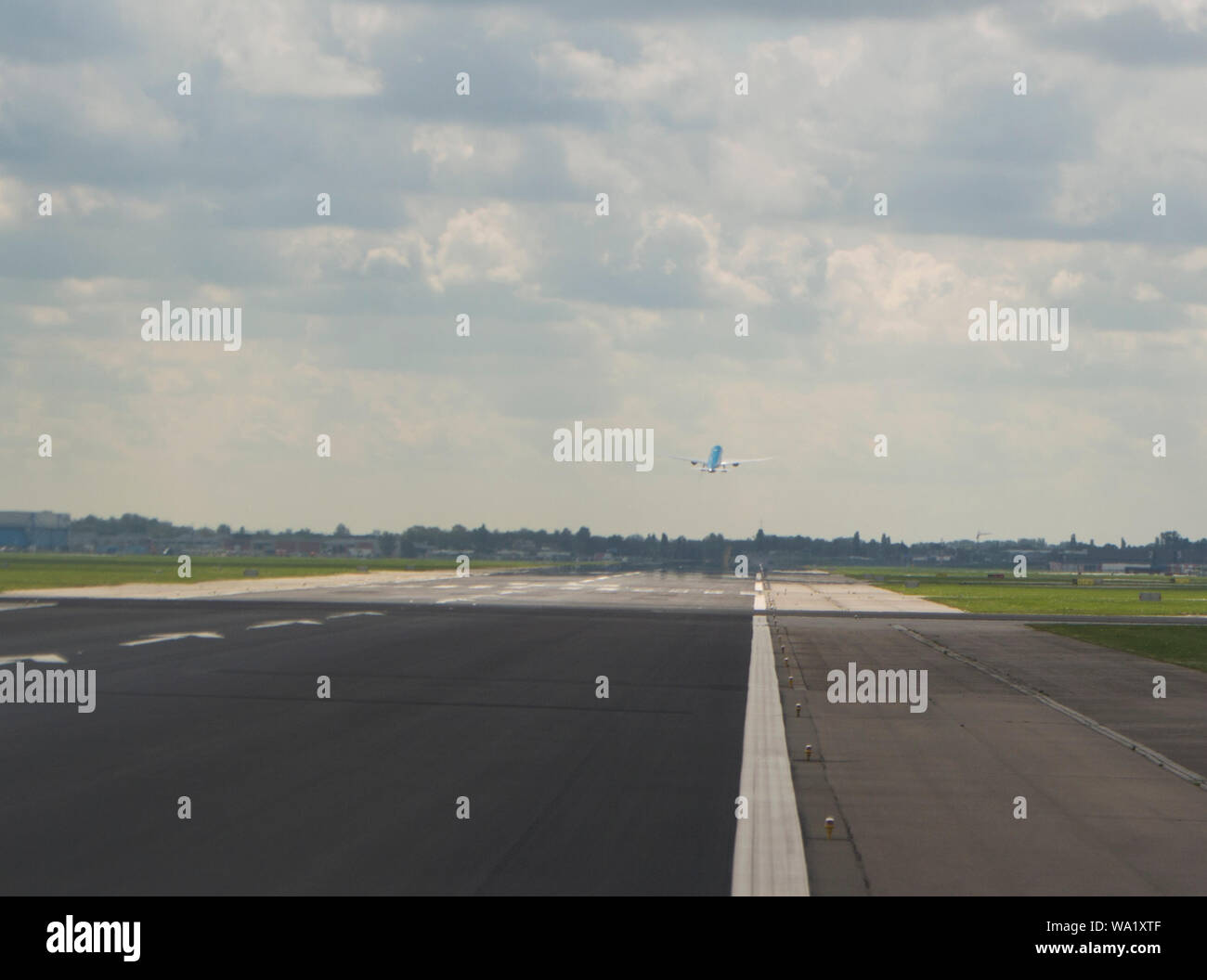 A plane taking off Stock Photo - Alamy