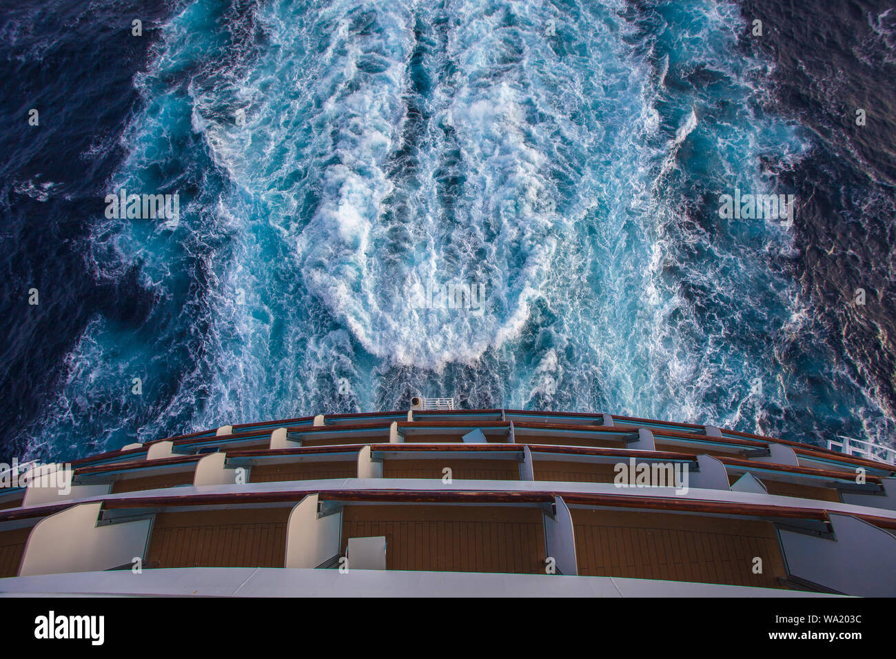 Left sea and stern of a cruise ship hi-res stock photography and images ...