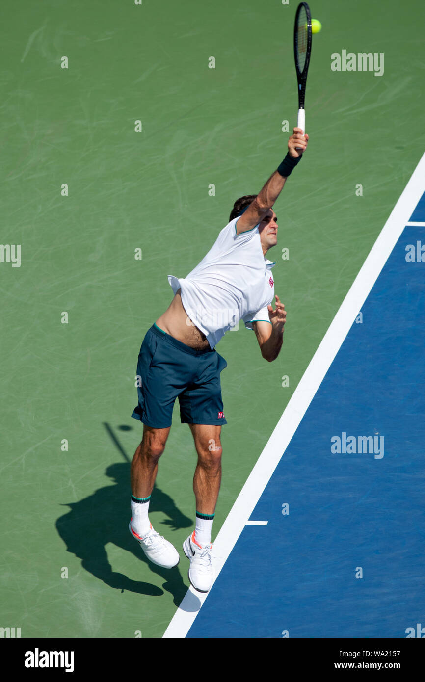 Roger federer serves hi-res stock photography and images - Alamy