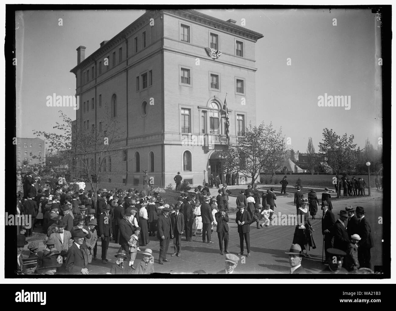 BRITISH COMMISSION TO U.S. ARRIVAL AT LONG RESIDENCE Stock Photo - Alamy